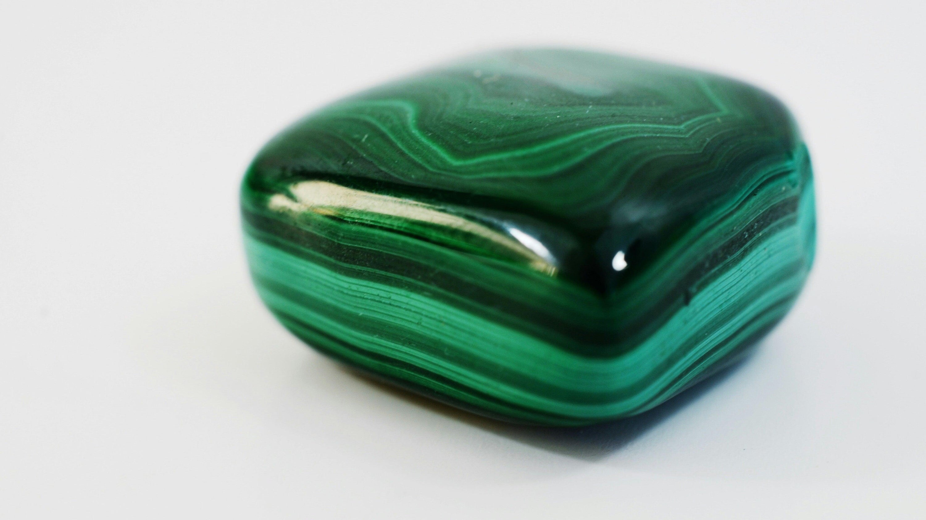 Malachit: Der grüne Wunderstein | Eigenschaften, Wirkung & Anwendung